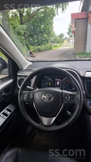 Grey Toyota RAV4 2017 in Riga, with an engine capacity of 2.50 L and mileage of 200 thousand km for 16400 €, photo 3 on AUTOMOTO.COM.LV