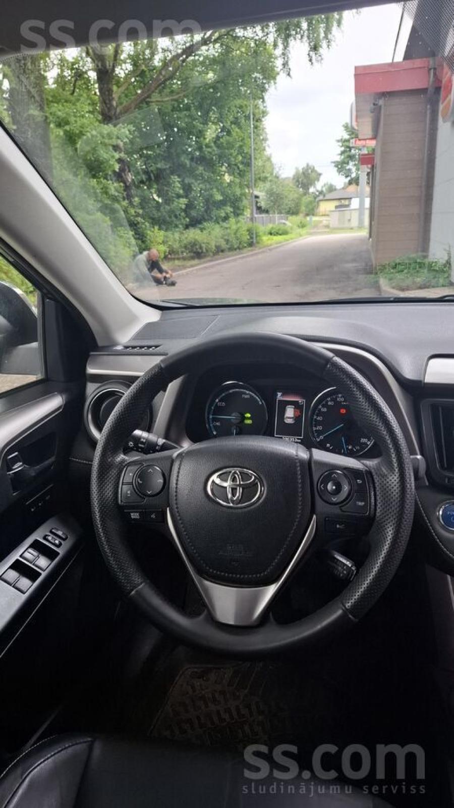 Grey Toyota RAV4 2017 in Riga, with an engine capacity of 2.50 L and mileage of 200 thousand km for 16400 €, photo 3 on AUTOMOTO.COM.LV