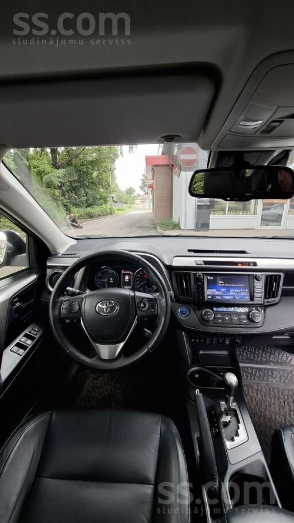 Grey Toyota RAV4 2017 in Riga, with an engine capacity of 2.50 L and mileage of 200 thousand km for 16400 €, photo 3 on AUTOMOTO.COM.LV
