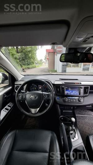 Grey Toyota RAV4 2017 in Riga, with an engine capacity of 2.50 L and mileage of 200 thousand km for 16400 €, photo 4 on AUTOMOTO.COM.LV