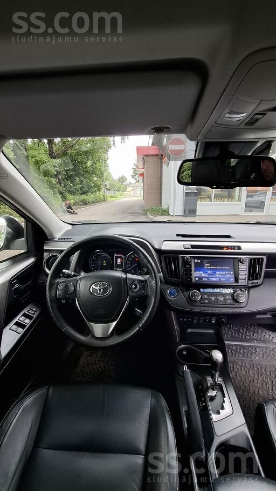 Grey Toyota RAV4 2017 in Riga, with an engine capacity of 2.50 L and mileage of 200 thousand km for 16400 €, photo 4 on AUTOMOTO.COM.LV