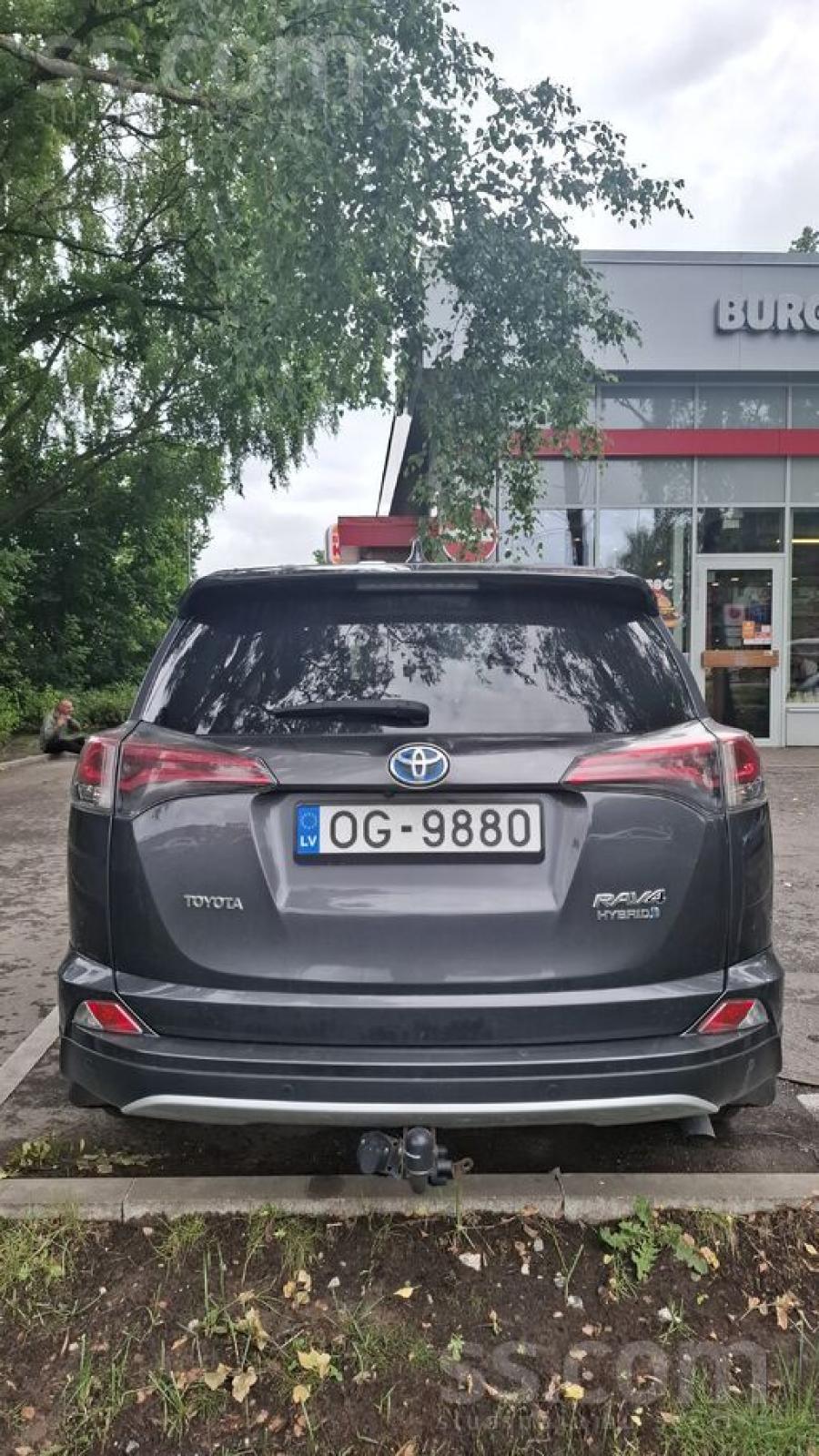 Grey Toyota RAV4 2017 in Riga, with an engine capacity of 2.50 L and mileage of 200 thousand km for 16400 €, photo 5 on AUTOMOTO.COM.LV