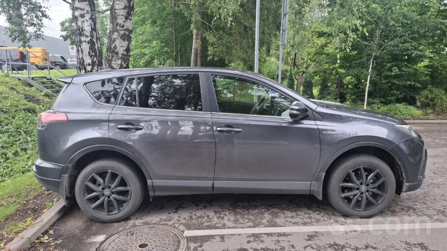 Grey Toyota RAV4 2017 in Riga, with an engine capacity of 2.50 L and mileage of 200 thousand km for 16400 €, photo 6 on AUTOMOTO.COM.LV