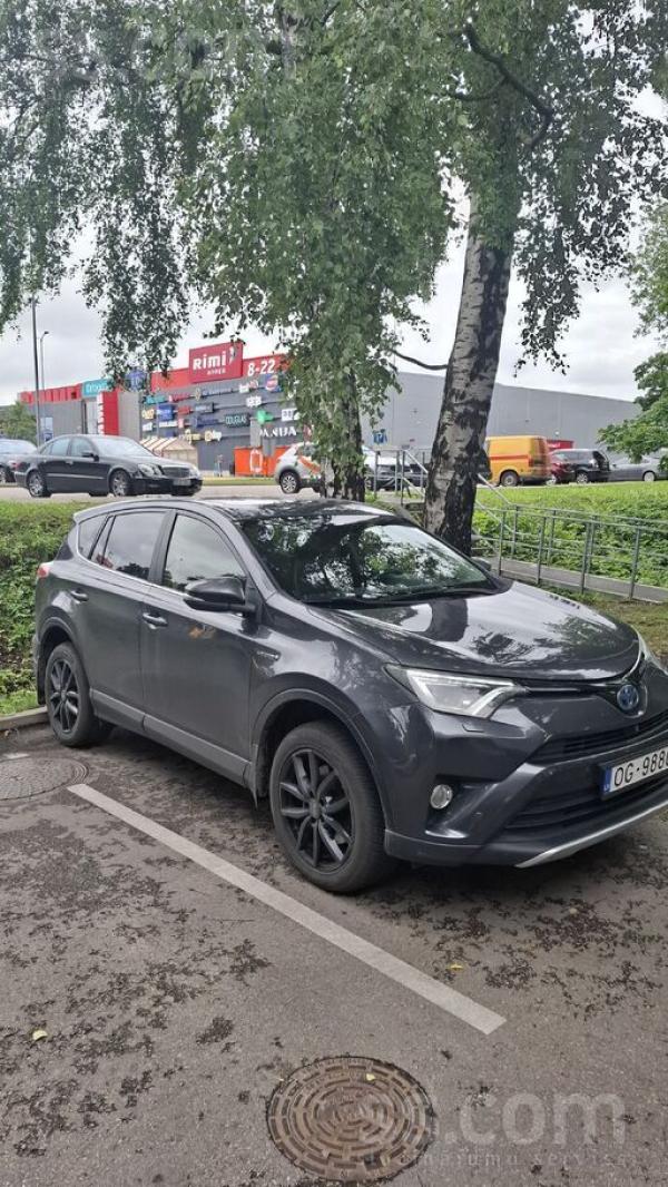 Grey Toyota RAV4 2017 in Riga, with an engine capacity of 2.50 L and mileage of 200 thousand km for 16400 €, photo 6 on AUTOMOTO.COM.LV