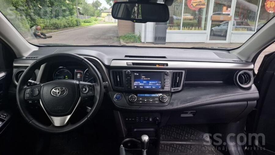 Grey Toyota RAV4 2017 in Riga, with an engine capacity of 2.50 L and mileage of 200 thousand km for 16400 €, photo 9 on AUTOMOTO.COM.LV