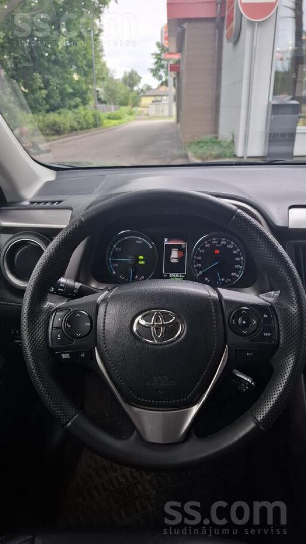 Grey Toyota RAV4 2017 in Riga, with an engine capacity of 2.50 L and mileage of 200 thousand km for 16400 €, photo 9 on AUTOMOTO.COM.LV