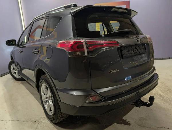 Grey Toyota RAV4 2017 in Jurmala, with an engine capacity of 2.00 L and mileage of 293 thousand km for 12750 €, photo 8 on AUTOMOTO.COM.LV