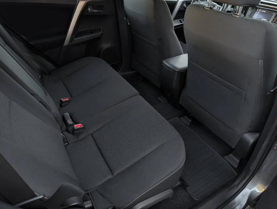 Grey Toyota RAV4 2017 in Jurmala, with an engine capacity of 2.00 L and mileage of 293 thousand km for 12750 €, photo 17 on AUTOMOTO.COM.LV