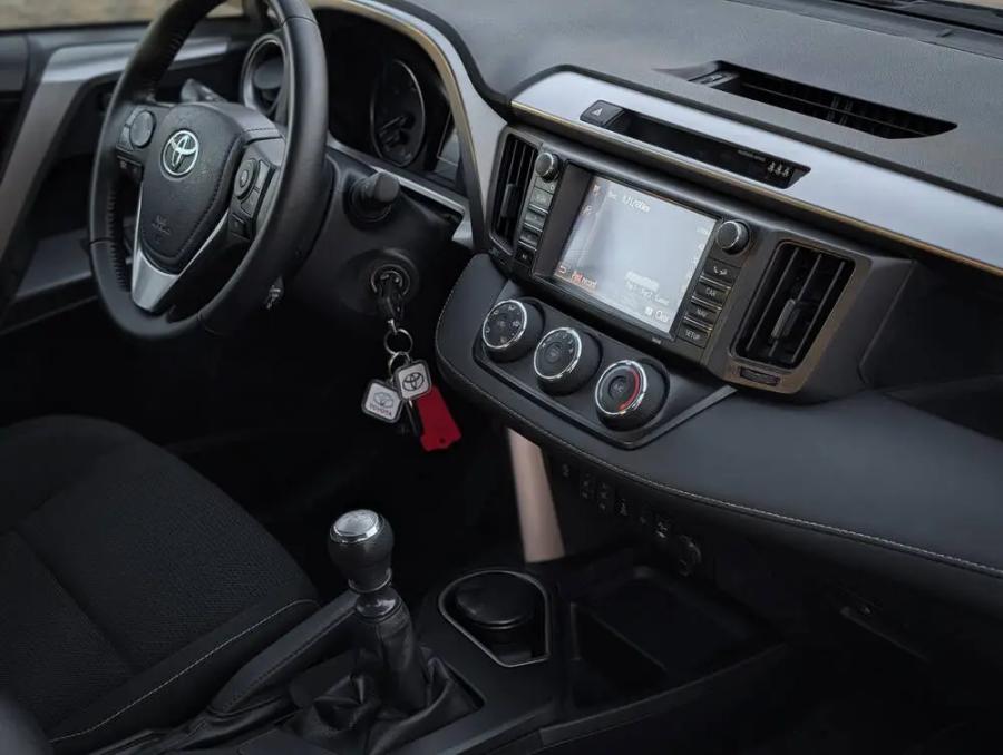 Grey Toyota RAV4 2017 in Jurmala, with an engine capacity of 2.00 L and mileage of 293 thousand km for 12750 €, photo 19 on AUTOMOTO.COM.LV
