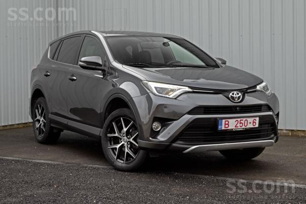 Grey Toyota RAV4 2017 in Ogre, with an engine capacity of 2.00 L and mileage of 179 thousand km for 14500 €, photo 1 on AUTOMOTO.COM.LV