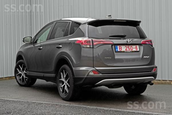 Grey Toyota RAV4 2017 in Ogre, with an engine capacity of 2.00 L and mileage of 179 thousand km for 14500 €, photo 3 on AUTOMOTO.COM.LV