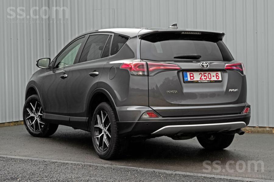 Pelēks Toyota RAV4 2017 Ogre, ar dzinēja tilpumu 2.00 L un nobraukumu 179 tūkst. km par 14500 €, foto 4 vietnē AUTOMOTO.COM.LV