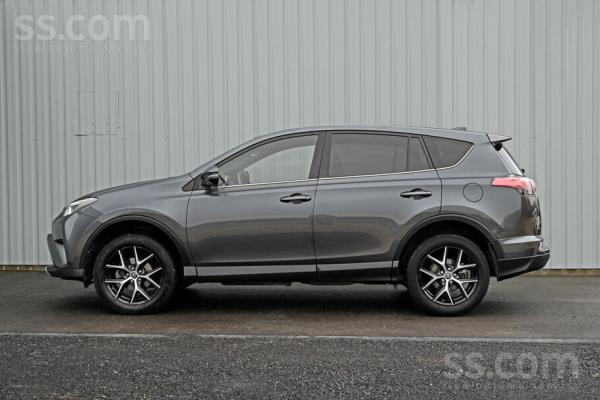 Grey Toyota RAV4 2017 in Ogre, with an engine capacity of 2.00 L and mileage of 179 thousand km for 14500 €, photo 5 on AUTOMOTO.COM.LV