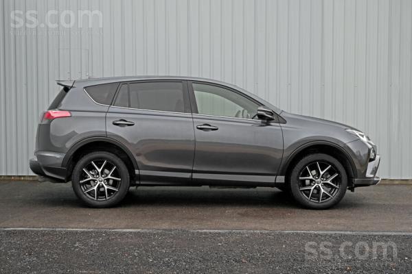 Grey Toyota RAV4 2017 in Ogre, with an engine capacity of 2.00 L and mileage of 179 thousand km for 14500 €, photo 6 on AUTOMOTO.COM.LV