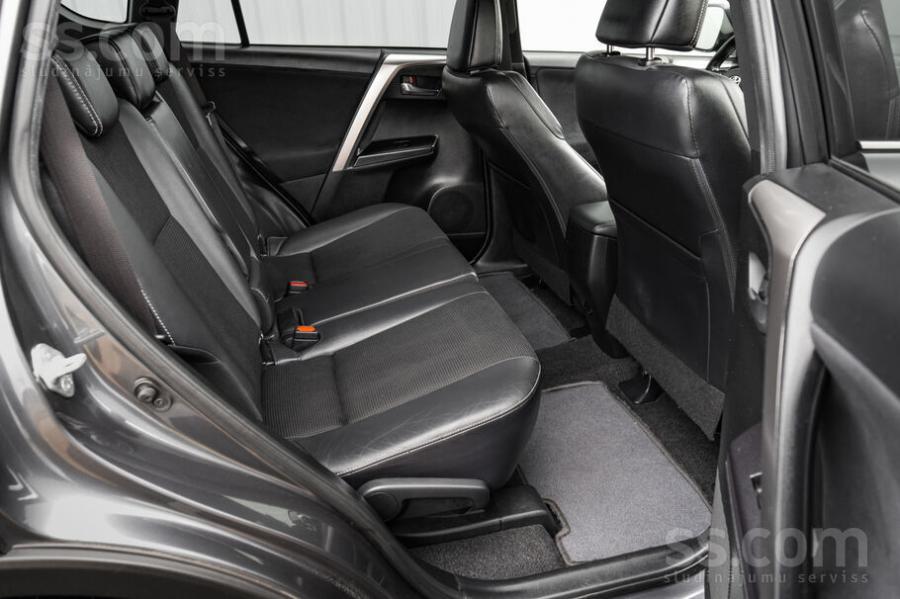 Pelēks Toyota RAV4 2017 Ogre, ar dzinēja tilpumu 2.00 L un nobraukumu 179 tūkst. km par 14500 €, foto 12 vietnē AUTOMOTO.COM.LV