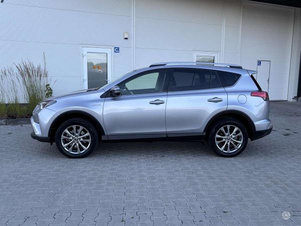 Grey Toyota RAV4 2017 in Vilnius, with an engine capacity of 2.49 L and mileage of 149 thousand km for 19700 €, photo 2 on AUTOMOTO.COM.LV