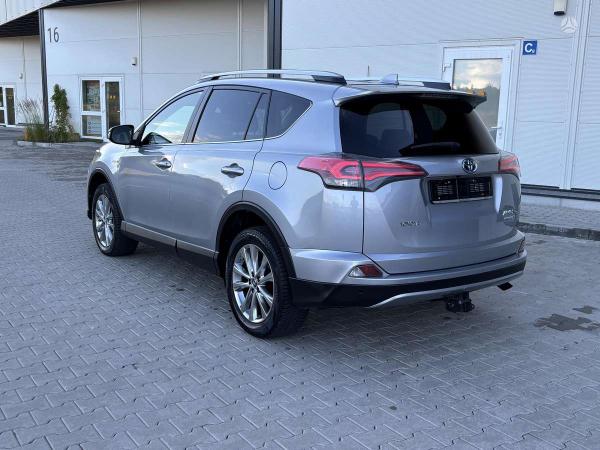Grey Toyota RAV4 2017 in Vilnius, with an engine capacity of 2.49 L and mileage of 149 thousand km for 19700 €, photo 3 on AUTOMOTO.COM.LV