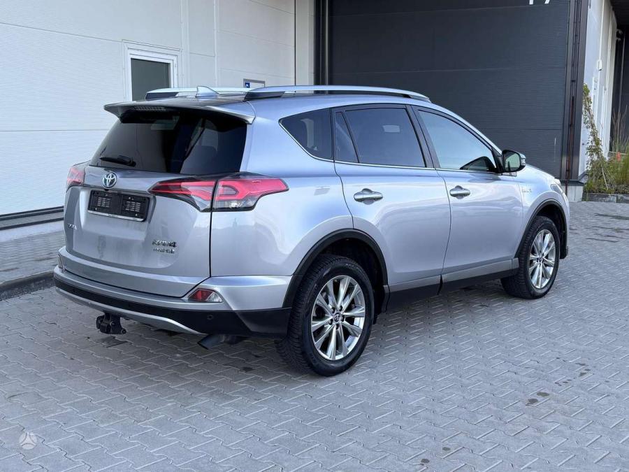 Pelēks Toyota RAV4 2017 Viļņa, ar dzinēja tilpumu 2.49 L un nobraukumu 149 tūkst. km par 19700 €, foto 6 vietnē AUTOMOTO.COM.LV