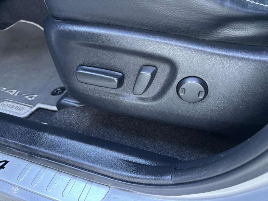Pelēks Toyota RAV4 2017 Viļņa, ar dzinēja tilpumu 2.49 L un nobraukumu 149 tūkst. km par 19700 €, foto 15 vietnē AUTOMOTO.COM.LV