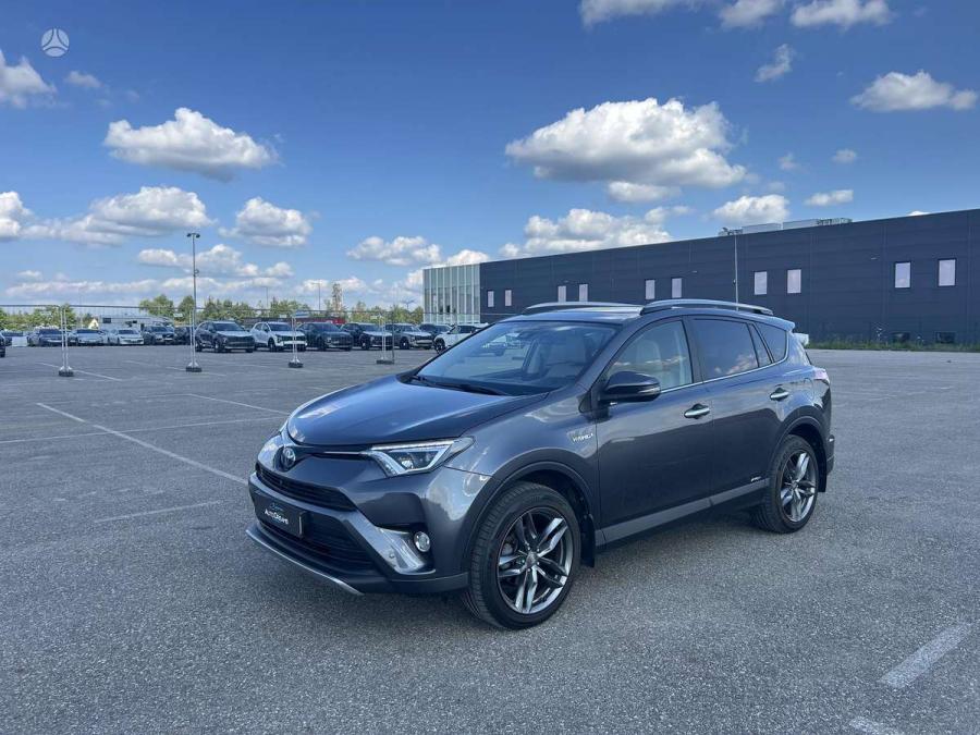 Grey Toyota RAV4 2017 in Vilnius, with an engine capacity of 2.49 L and mileage of 54 thousand km for 17700 €, photo 3 on AUTOMOTO.COM.LV