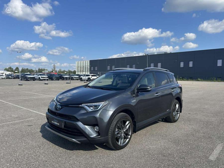 Grey Toyota RAV4 2017 in Vilnius, with an engine capacity of 2.49 L and mileage of 54 thousand km for 17700 €, photo 4 on AUTOMOTO.COM.LV