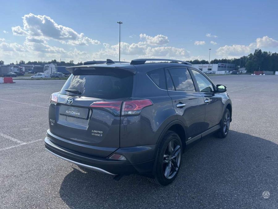 Grey Toyota RAV4 2017 in Vilnius, with an engine capacity of 2.49 L and mileage of 54 thousand km for 17700 €, photo 6 on AUTOMOTO.COM.LV