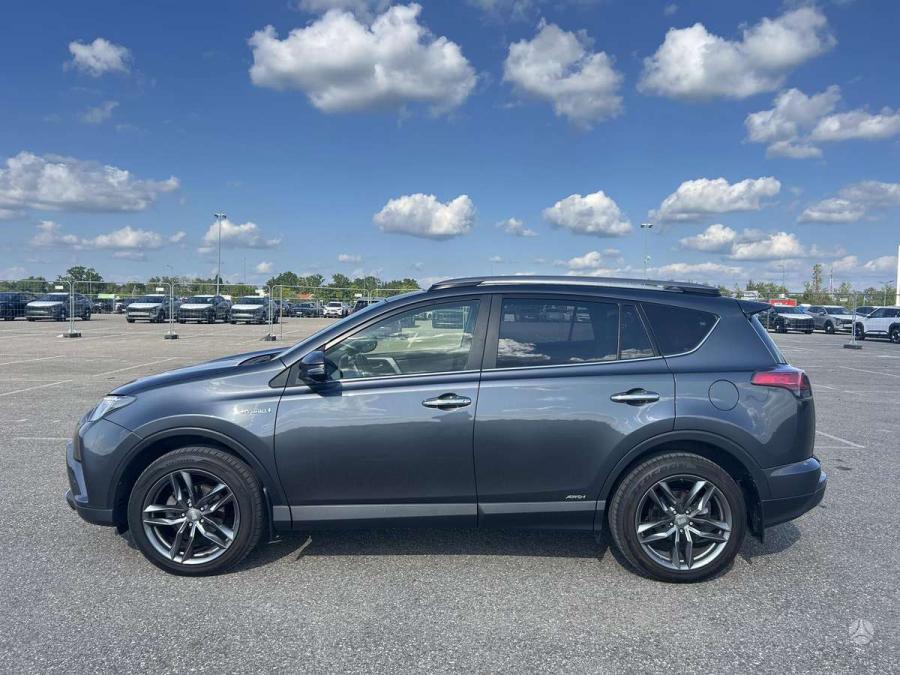 Grey Toyota RAV4 2017 in Vilnius, with an engine capacity of 2.49 L and mileage of 54 thousand km for 17700 €, photo 9 on AUTOMOTO.COM.LV