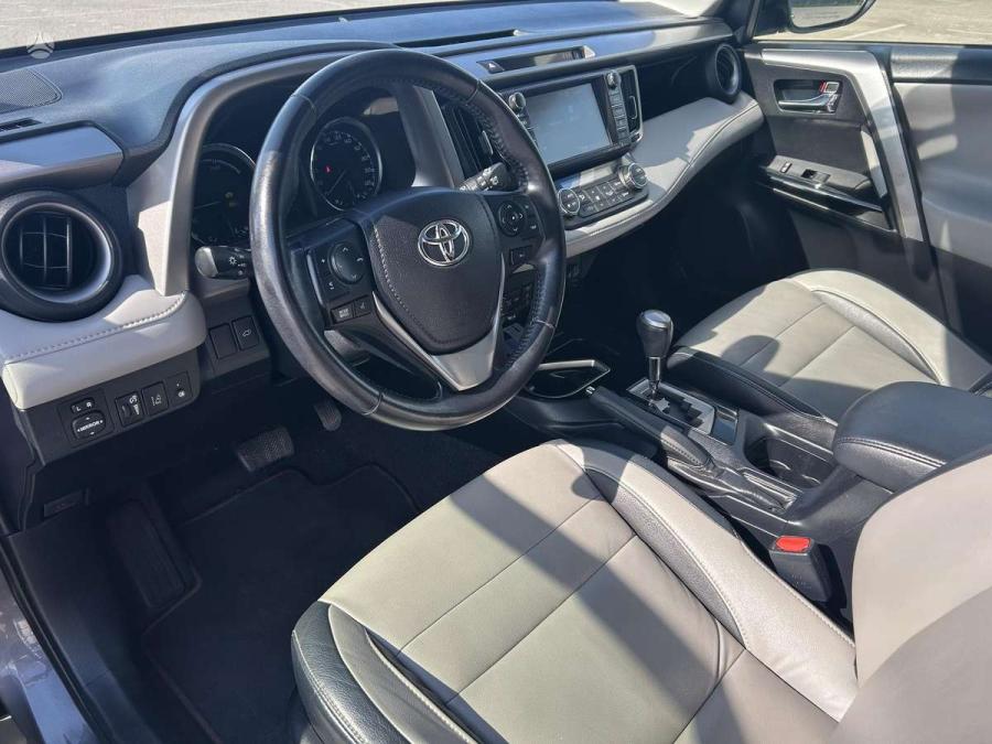 Grey Toyota RAV4 2017 in Vilnius, with an engine capacity of 2.49 L and mileage of 54 thousand km for 17700 €, photo 13 on AUTOMOTO.COM.LV