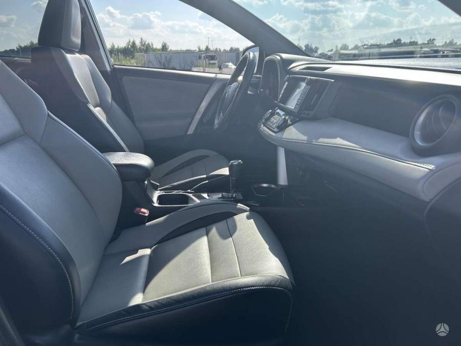 Grey Toyota RAV4 2017 in Vilnius, with an engine capacity of 2.49 L and mileage of 54 thousand km for 17700 €, photo 17 on AUTOMOTO.COM.LV