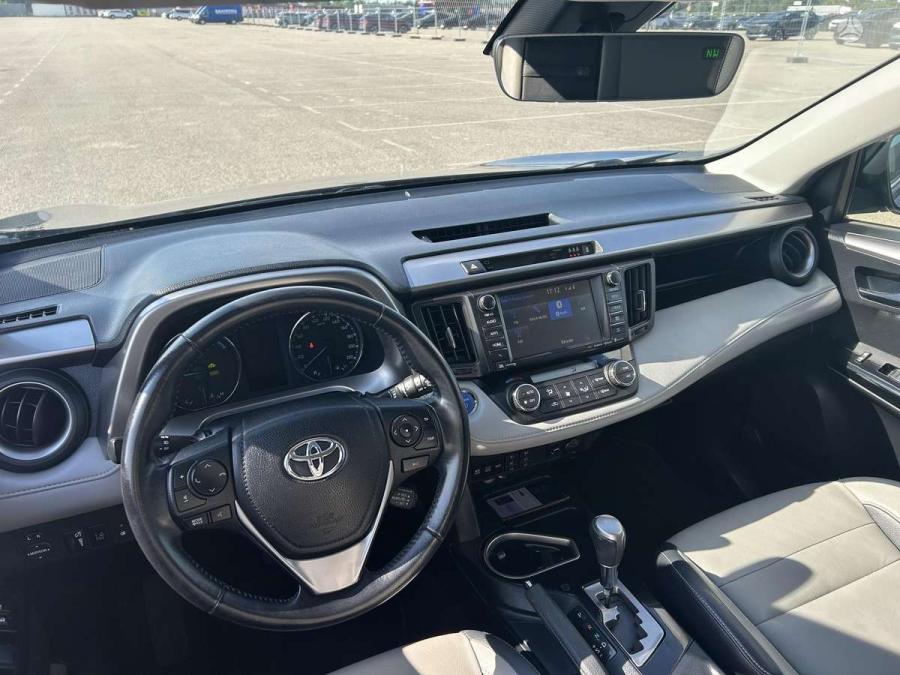 Grey Toyota RAV4 2017 in Vilnius, with an engine capacity of 2.49 L and mileage of 54 thousand km for 17700 €, photo 19 on AUTOMOTO.COM.LV