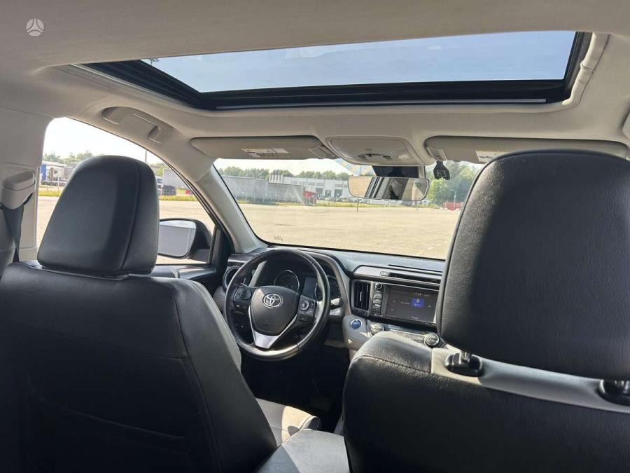 Grey Toyota RAV4 2017 in Vilnius, with an engine capacity of 2.49 L and mileage of 54 thousand km for 17700 €, photo 24 on AUTOMOTO.COM.LV