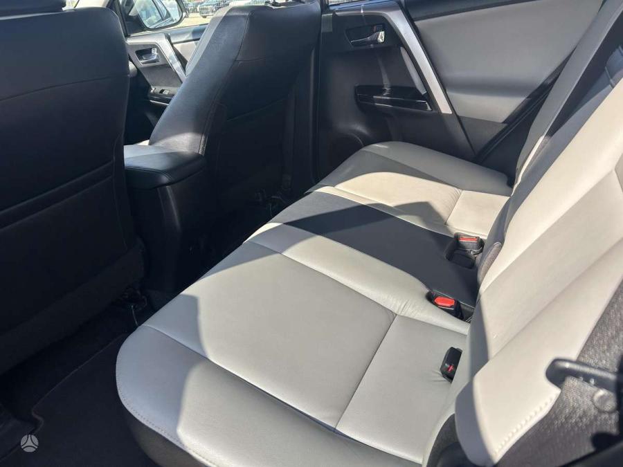 Grey Toyota RAV4 2017 in Vilnius, with an engine capacity of 2.49 L and mileage of 54 thousand km for 17700 €, photo 26 on AUTOMOTO.COM.LV