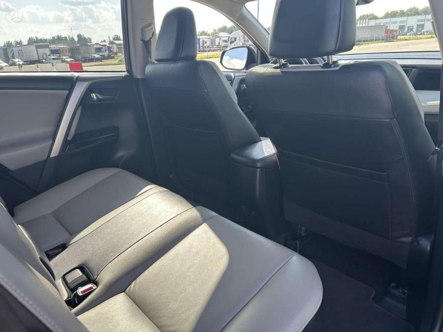 Grey Toyota RAV4 2017 in Vilnius, with an engine capacity of 2.49 L and mileage of 54 thousand km for 17700 €, photo 28 on AUTOMOTO.COM.LV