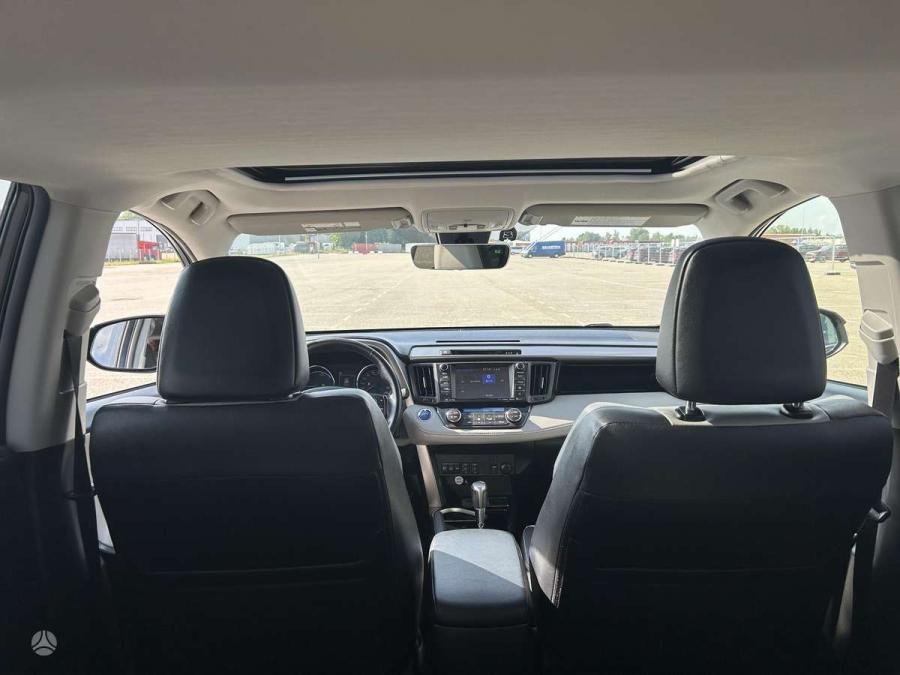 Grey Toyota RAV4 2017 in Vilnius, with an engine capacity of 2.49 L and mileage of 54 thousand km for 17700 €, photo 30 on AUTOMOTO.COM.LV