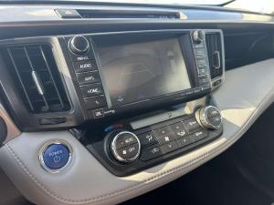 Grey Toyota RAV4 2017 in Vilnius, with an engine capacity of 2.49 L and mileage of 54 thousand km for 17700 €, photo 31 on AUTOMOTO.COM.LV