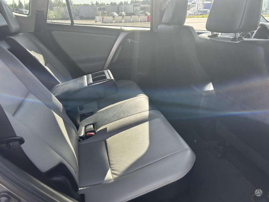 Grey Toyota RAV4 2017 in Vilnius, with an engine capacity of 2.49 L and mileage of 54 thousand km for 17700 €, photo 32 on AUTOMOTO.COM.LV