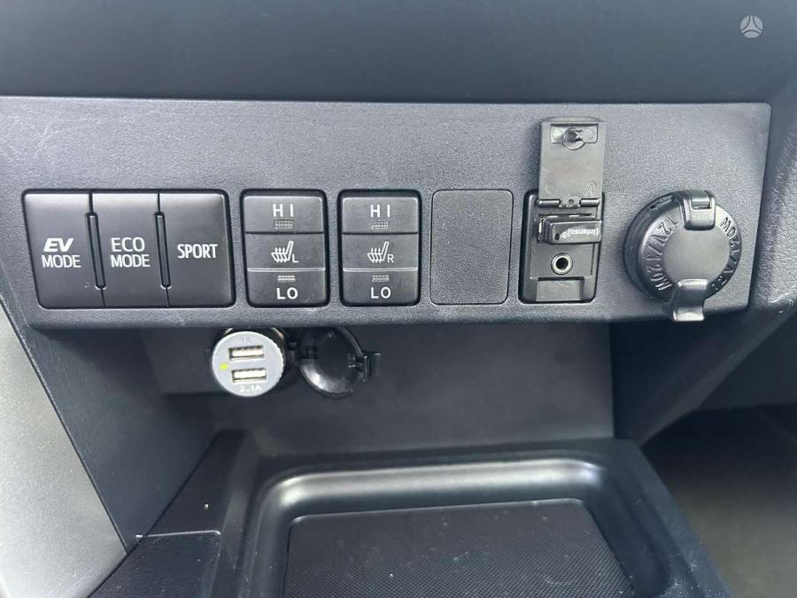 Grey Toyota RAV4 2017 in Vilnius, with an engine capacity of 2.49 L and mileage of 54 thousand km for 17700 €, photo 37 on AUTOMOTO.COM.LV