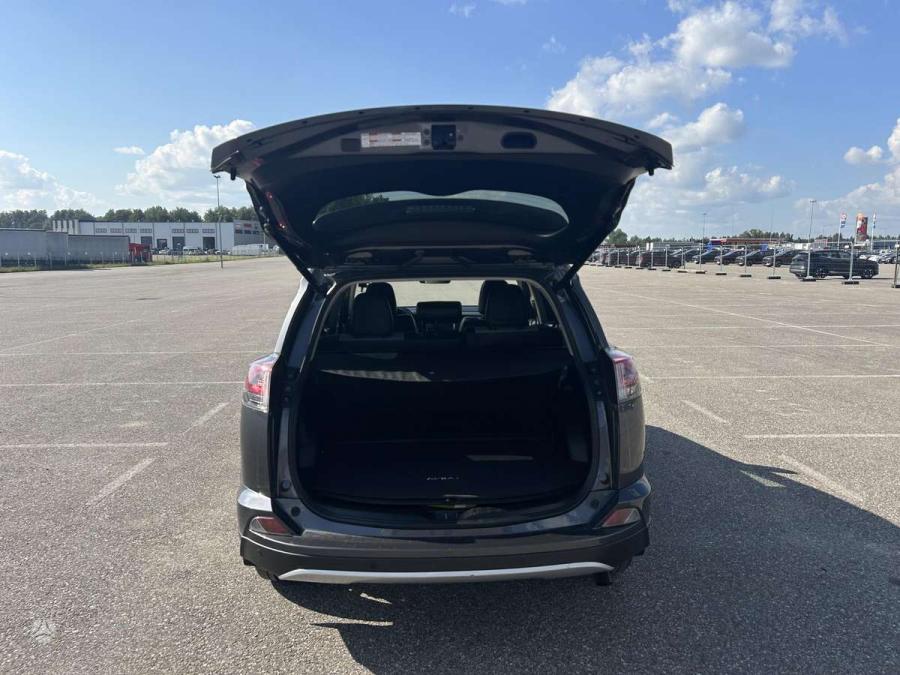 Grey Toyota RAV4 2017 in Vilnius, with an engine capacity of 2.49 L and mileage of 54 thousand km for 17700 €, photo 39 on AUTOMOTO.COM.LV