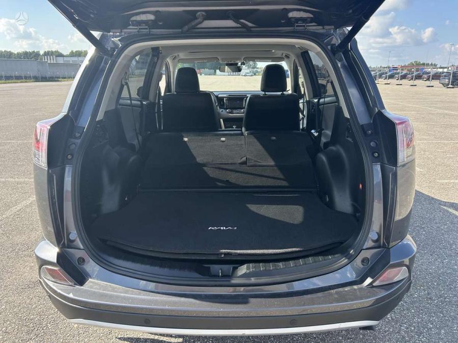 Grey Toyota RAV4 2017 in Vilnius, with an engine capacity of 2.49 L and mileage of 54 thousand km for 17700 €, photo 41 on AUTOMOTO.COM.LV