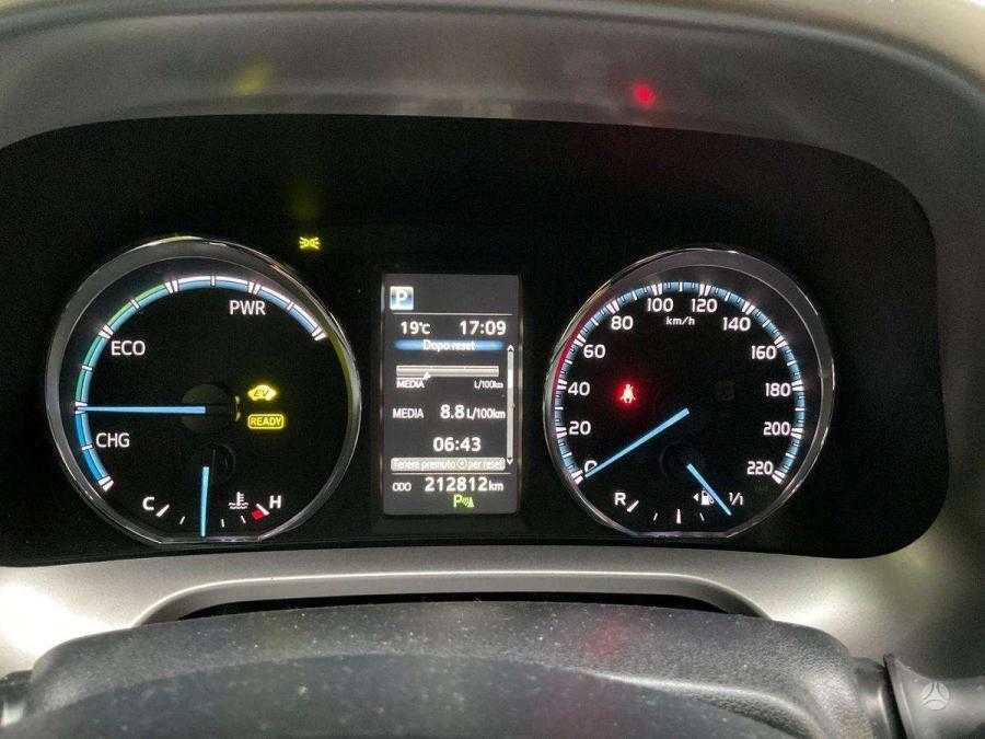 Pelēks Toyota RAV4 2017 Viļņa, ar dzinēja tilpumu 2.50 L un nobraukumu 200 tūkst. km par 15999 €, foto 3 vietnē AUTOMOTO.COM.LV