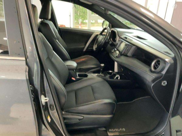 Grey Toyota RAV4 2017 in Vilnius, with an engine capacity of 2.50 L and mileage of 200 thousand km for 15999 €, photo 7 on AUTOMOTO.COM.LV