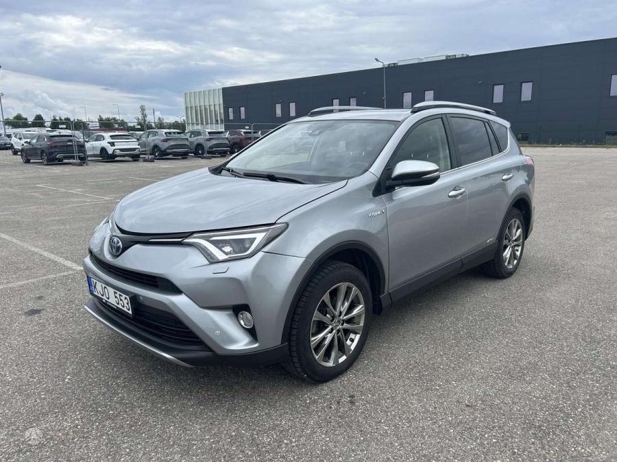 Pelēks Toyota RAV4 2017 Viļņa, ar dzinēja tilpumu 2.49 L un nobraukumu 135 tūkst. km par 18800 €, foto 1 vietnē AUTOMOTO.COM.LV