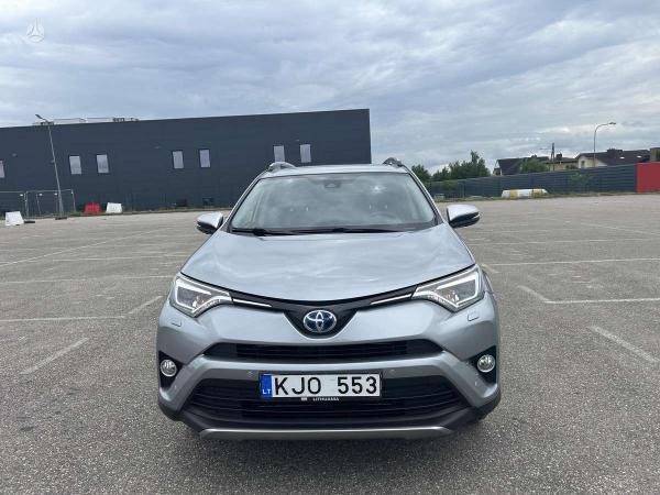 Grey Toyota RAV4 2017 in Vilnius, with an engine capacity of 2.49 L and mileage of 135 thousand km for 18800 €, photo 2 on AUTOMOTO.COM.LV
