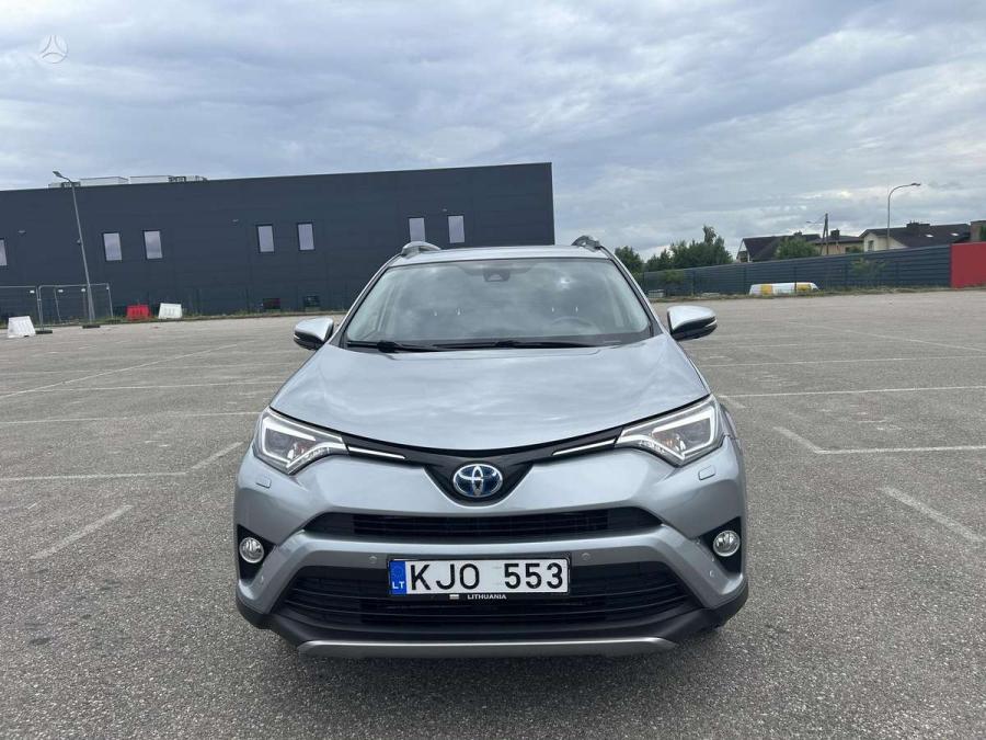 Pelēks Toyota RAV4 2017 Viļņa, ar dzinēja tilpumu 2.49 L un nobraukumu 135 tūkst. km par 18800 €, foto 3 vietnē AUTOMOTO.COM.LV