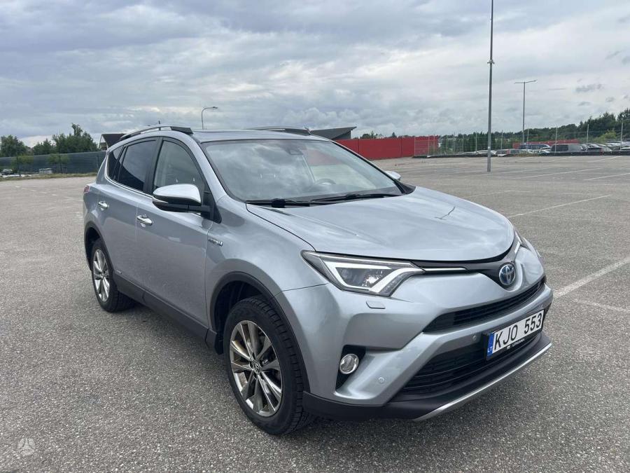 Pelēks Toyota RAV4 2017 Viļņa, ar dzinēja tilpumu 2.49 L un nobraukumu 135 tūkst. km par 18800 €, foto 4 vietnē AUTOMOTO.COM.LV