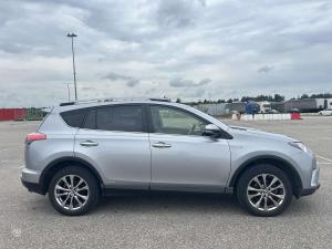 Pelēks Toyota RAV4 2017 Viļņa, ar dzinēja tilpumu 2.49 L un nobraukumu 135 tūkst. km par 18800 €, foto 5 vietnē AUTOMOTO.COM.LV