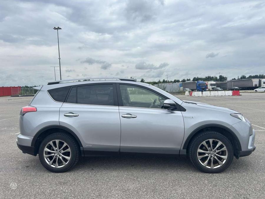 Pelēks Toyota RAV4 2017 Viļņa, ar dzinēja tilpumu 2.49 L un nobraukumu 135 tūkst. km par 18800 €, foto 5 vietnē AUTOMOTO.COM.LV