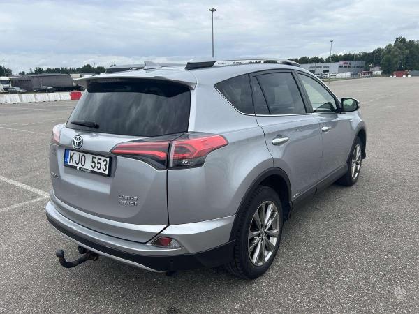 Grey Toyota RAV4 2017 in Vilnius, with an engine capacity of 2.49 L and mileage of 135 thousand km for 18800 €, photo 5 on AUTOMOTO.COM.LV
