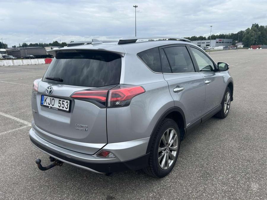 Pelēks Toyota RAV4 2017 Viļņa, ar dzinēja tilpumu 2.49 L un nobraukumu 135 tūkst. km par 18800 €, foto 6 vietnē AUTOMOTO.COM.LV
