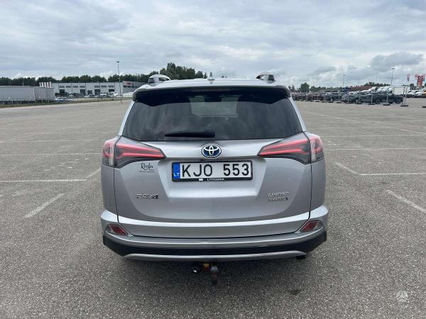 Grey Toyota RAV4 2017 in Vilnius, with an engine capacity of 2.49 L and mileage of 135 thousand km for 18800 €, photo 6 on AUTOMOTO.COM.LV